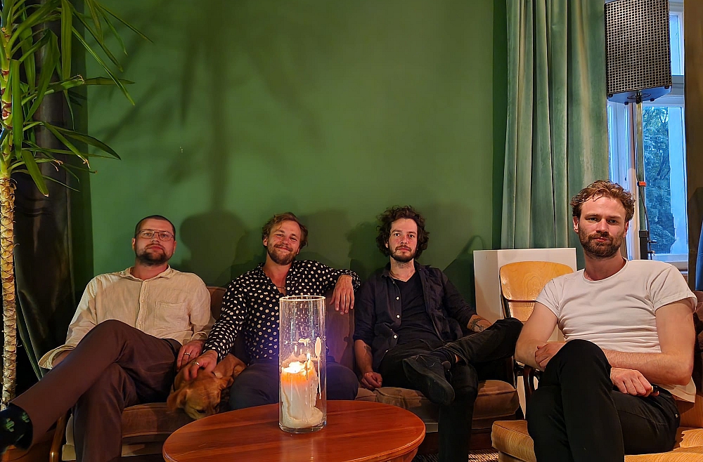 Melodiskā roka grupa "The Bad Tones" iepazīstina ar jaunāko ierakstu ...