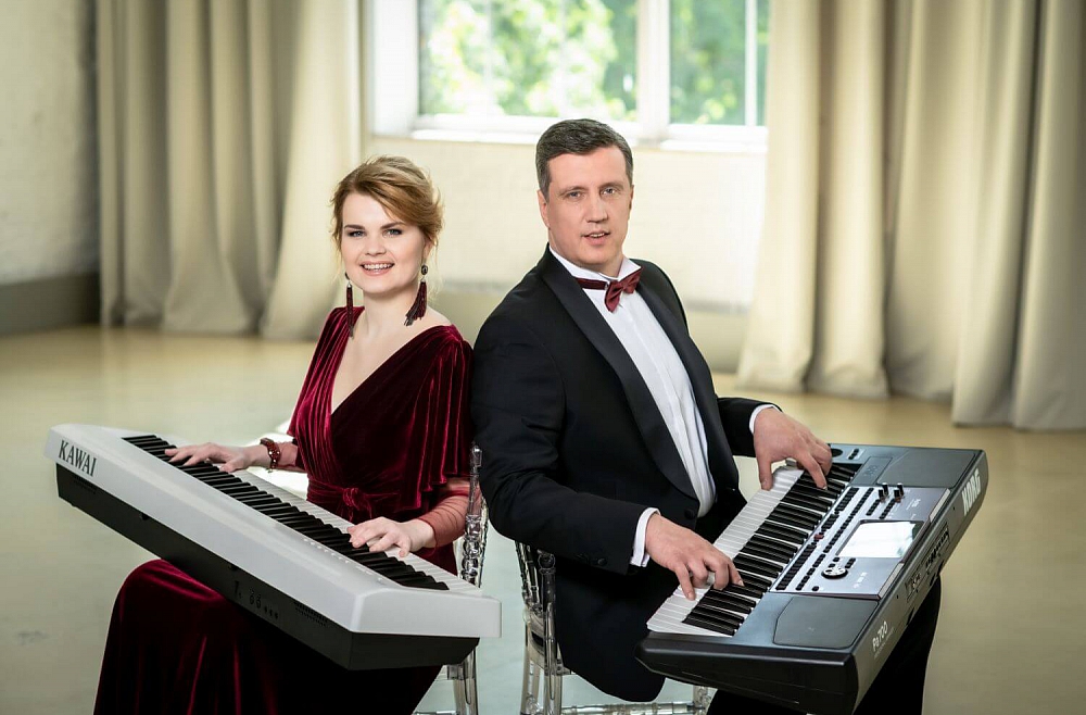 Dubultportretā dzīvesbiedri: pianiste Dženifere Sumeraga un ...