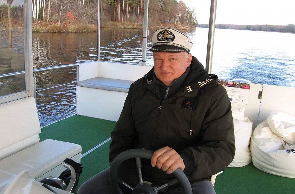 Jau 15 gadus Uldis Albiņš ved tūristus ekskursijās ar laivām pa Daugavu ...