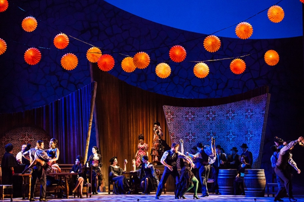 Žorža Bizē opera "Karmena" Čikāgas Liriskajā operā. Pie diriģenta pults ...