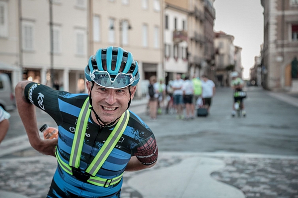 Velomaratonists, Kuldīgas skolotājs Arvis Sprude dejo arī tautas dejas ...