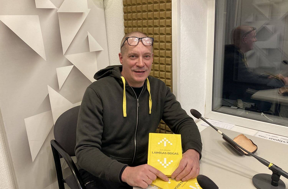 "Laimīgas beigas" – Andris Akmentiņš lasa dzeju no sava jaunā krājuma ...