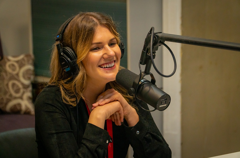 Dziedātāja Marta Ritova iepazīstina ar jauno dziesmu "Viegli padodos ...