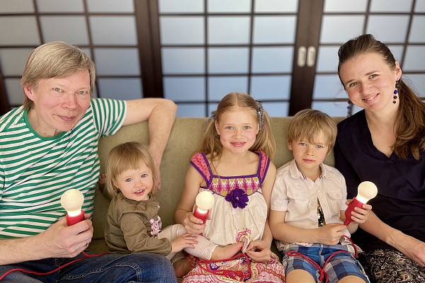 Šnē ģimenē spēlē, dejo, brauc ar riteni un raksta grāmatas / LR3 ...