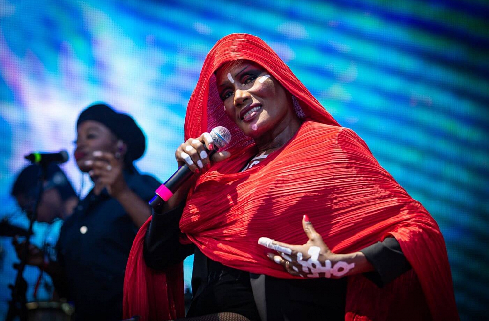 Dziedātājai, modelei, producentei un aktrisei Greisai Džonsai - 75 ...